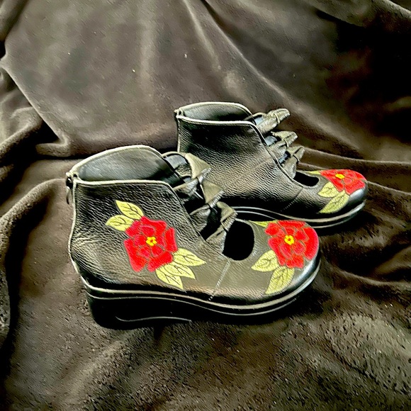 Bofun | Shoes | Bofun Flower Embroidery Black Leather Platforms | Poshmark